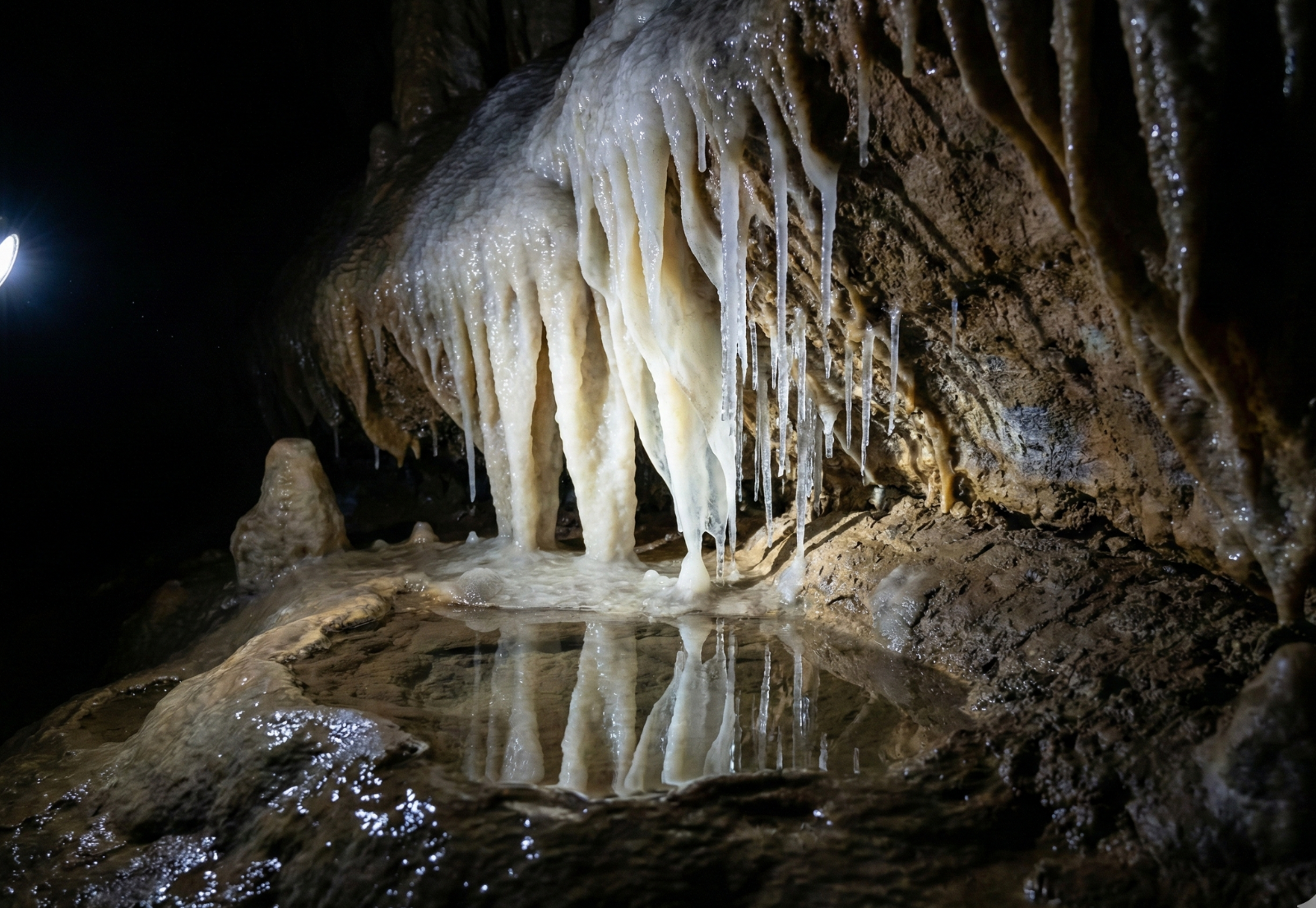 Paradise Cave 7km Trek: Beyond the Light and Into the Deep